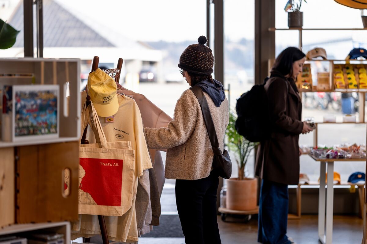 US Consumer Sentiment Falls to One of Lowest Levels on Record - Bloomberg