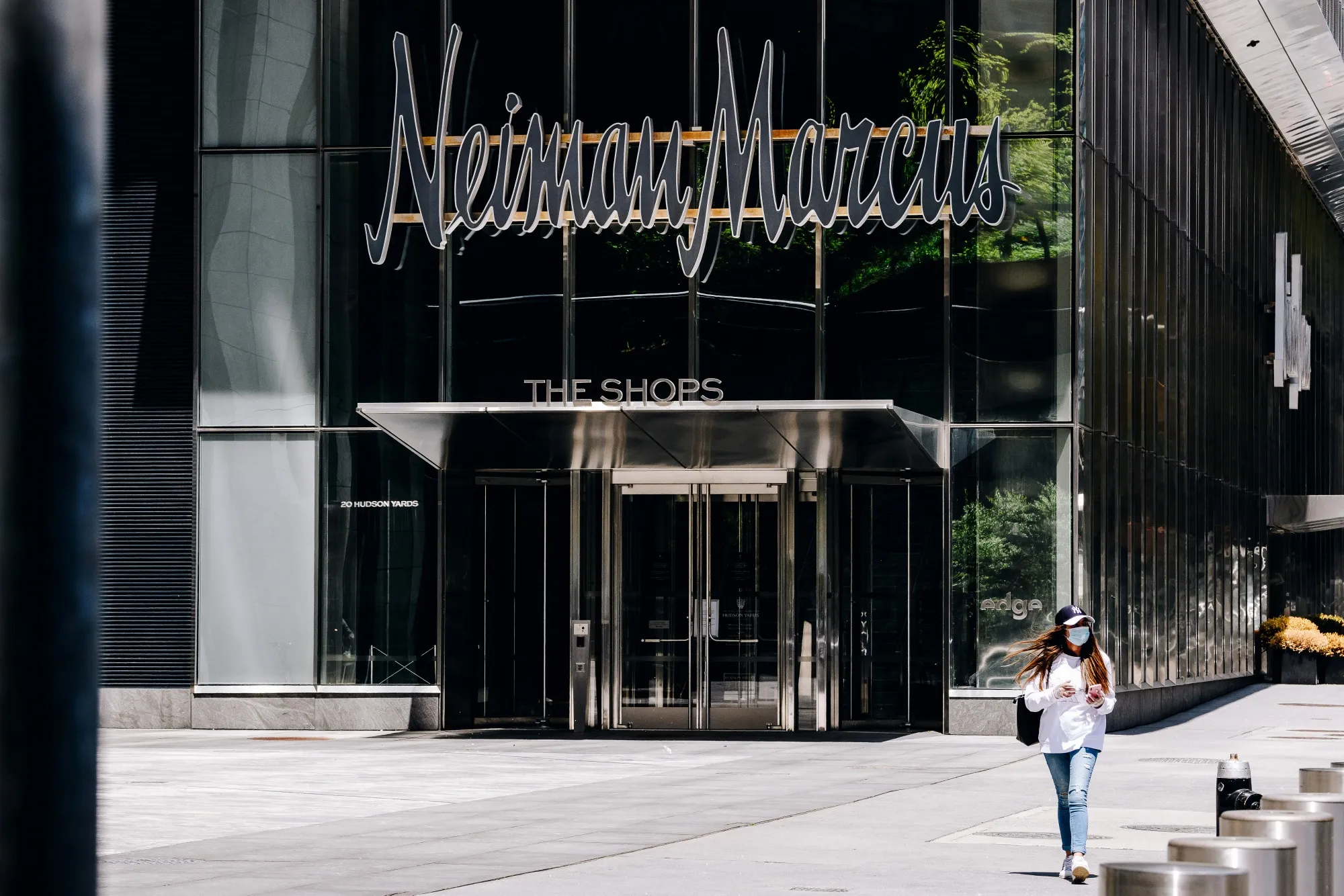 Neiman Goes Bankrupt, Idled by Virus and Crushed by Debt - Bloomberg