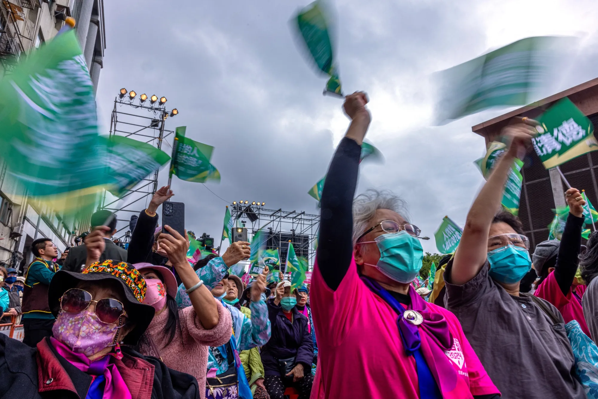 Taiwan Ruling Party’s Polling Edge Narrows as Election Heats Up - Bloomberg