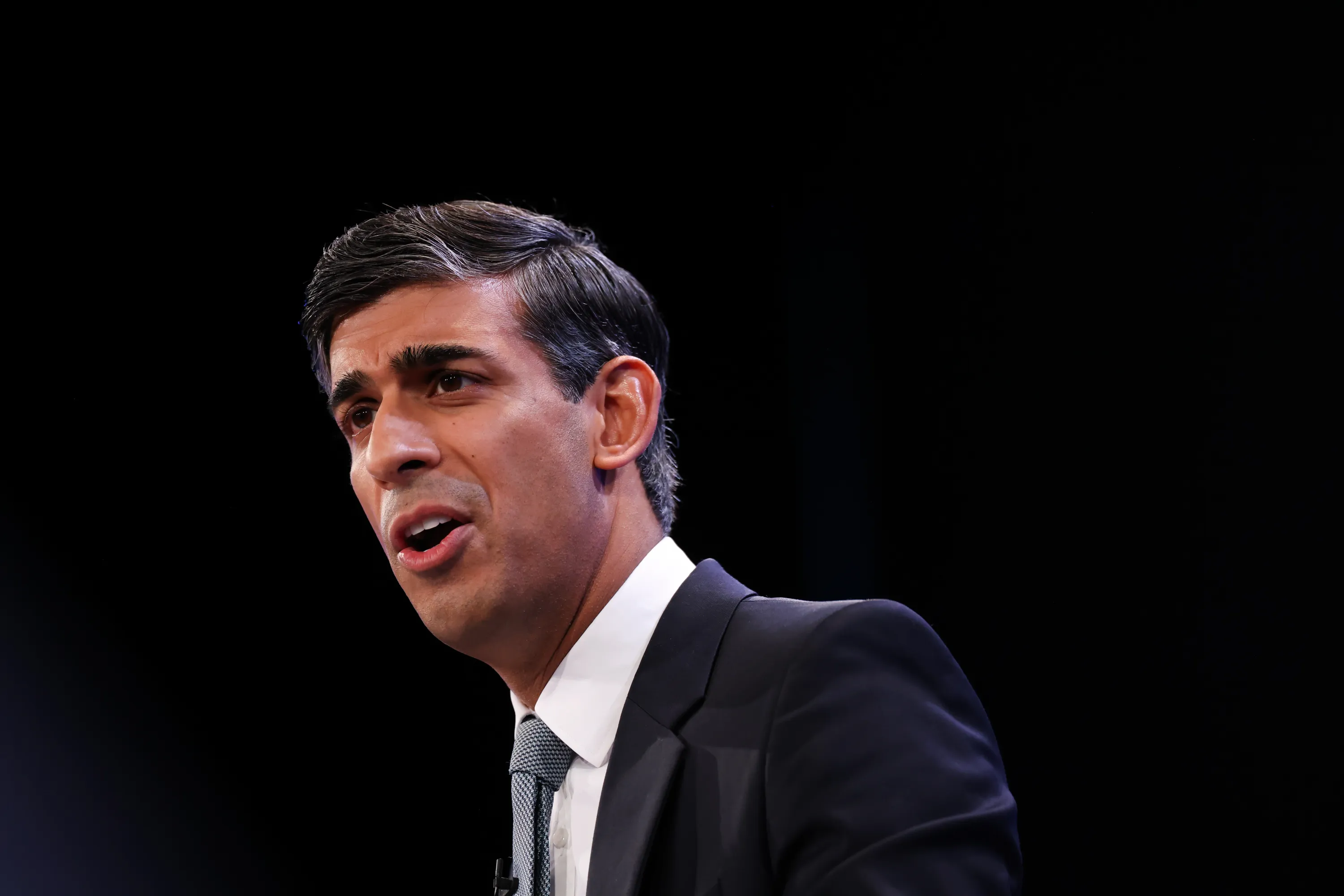 UK Smoking Ban: Rishi Sunak to Raise Cigarette Buying Age - Bloomberg UK Smoking Ban: Rishi Sunak to Raise Cigarette Buying Age - Bloomberg