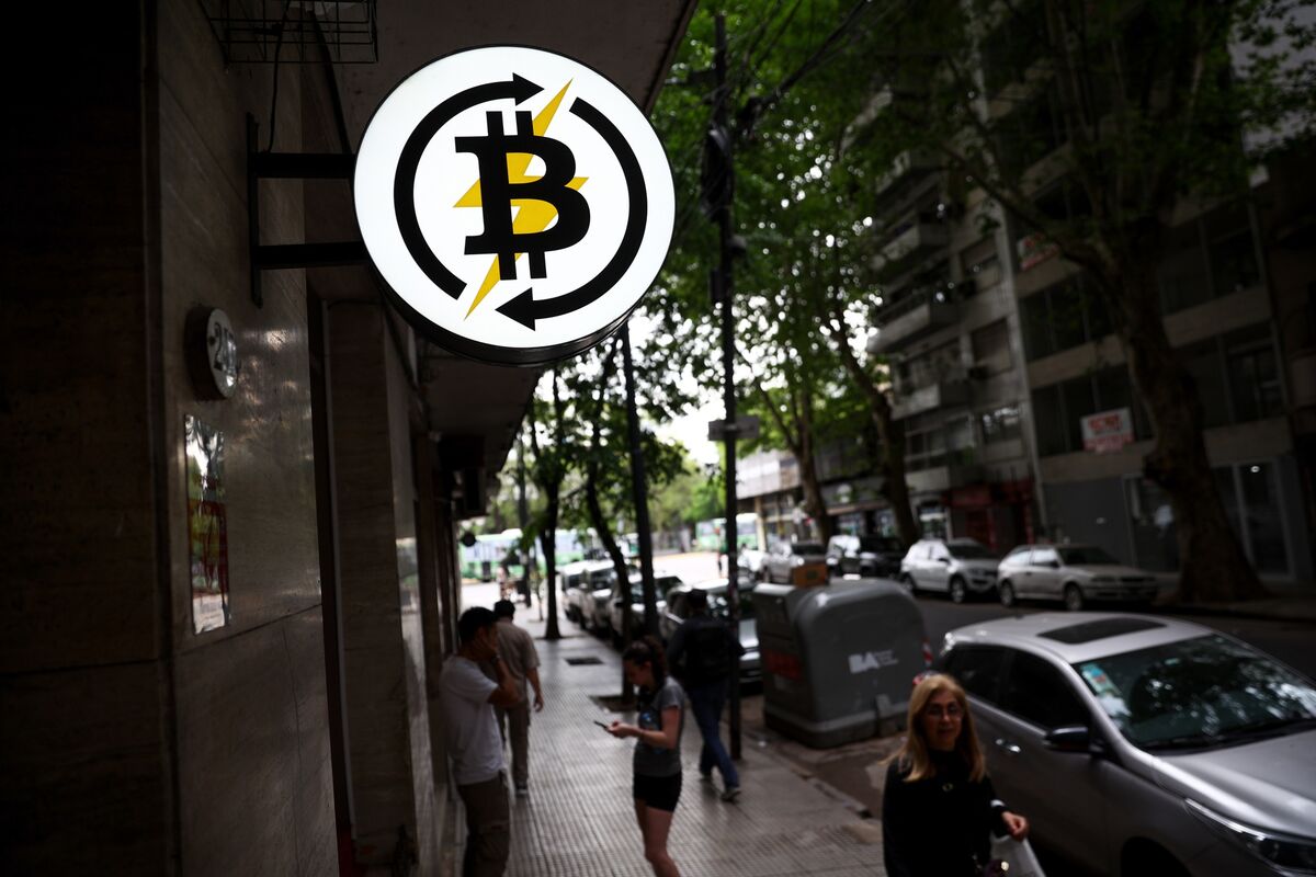 Bitcoin’s Recovery Rings Hollow as Derivatives Stay Bearish - Bloomberg