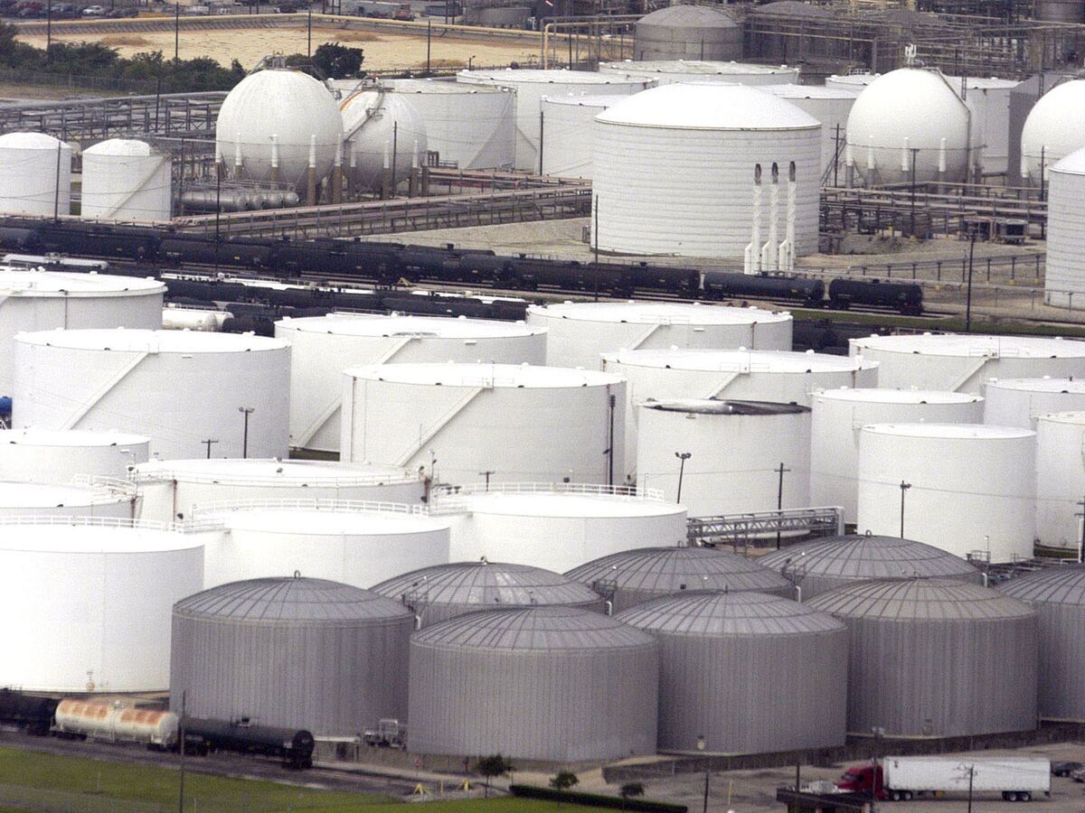 U.S. Oil Inventories Surge for Seventh Week - Bloomberg