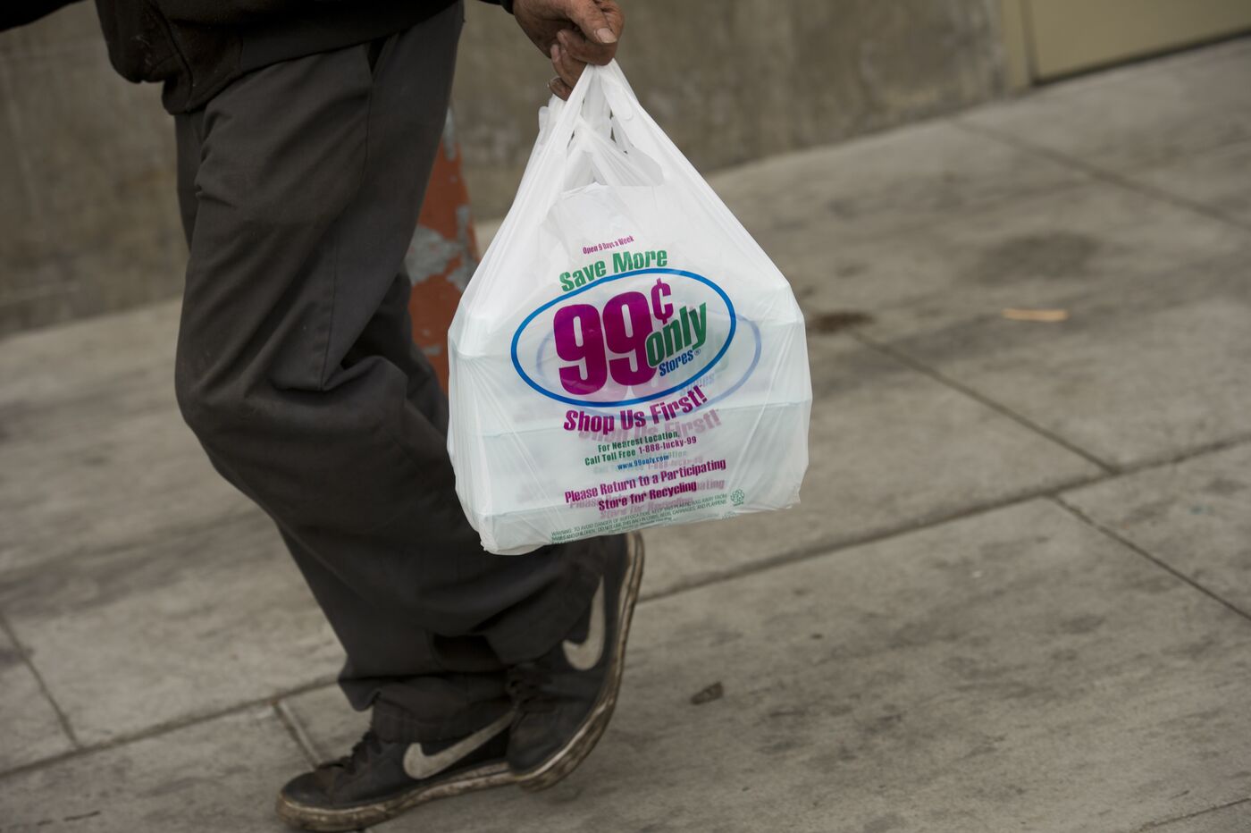 Discount Retailer 99 Cents Boosts Liquidity as Losses Deepen - Bloomberg