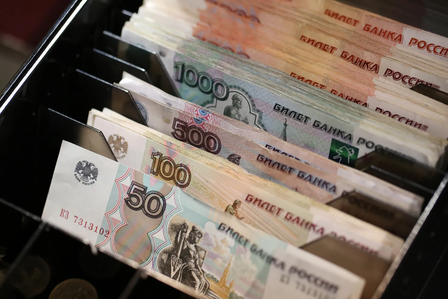 Russia Considers Extending Wartime Capital Controls RUB USD Bloomberg