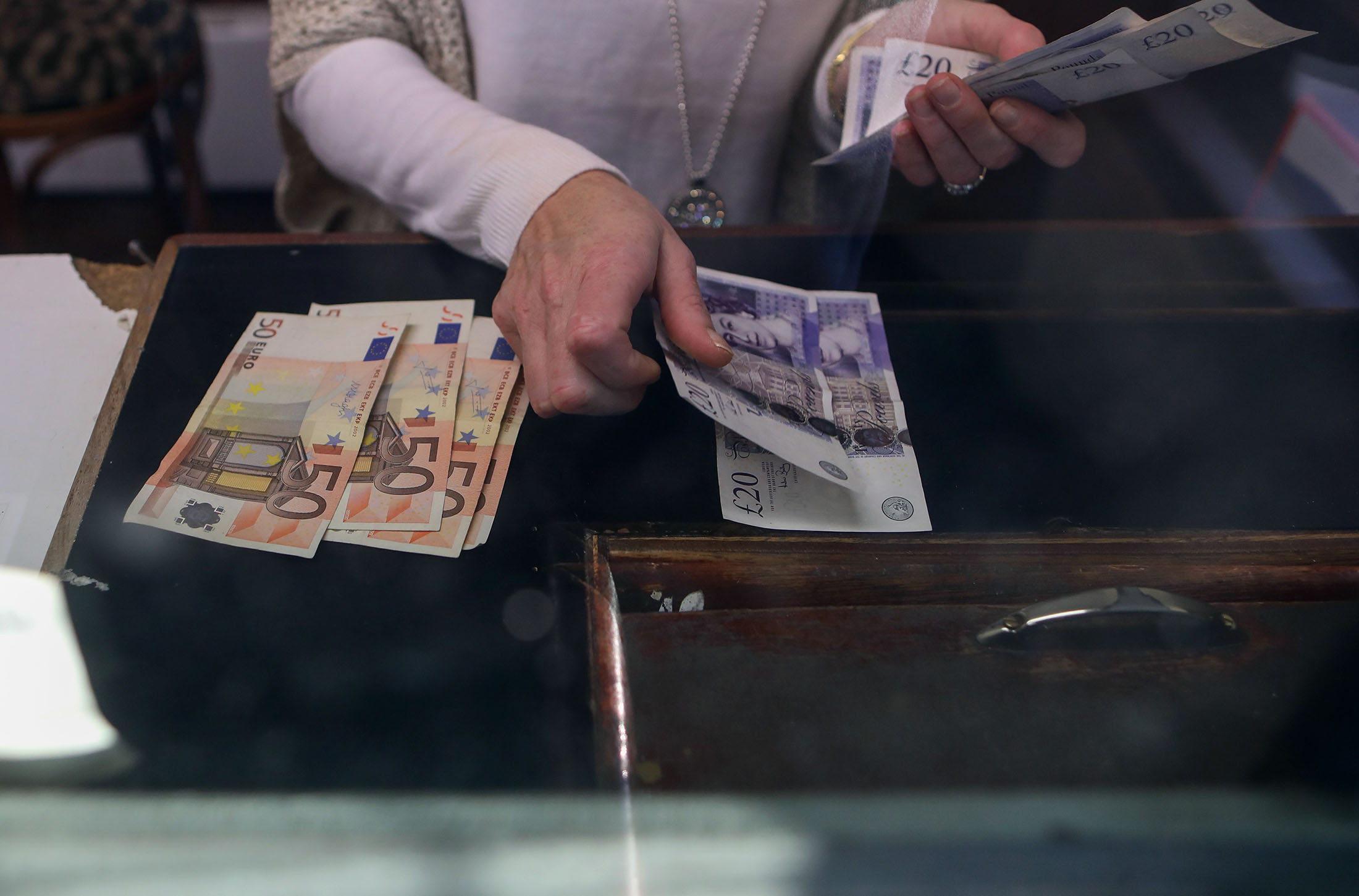 JPMorgan Says Sterling Slide Has Another Benefit for U.K. Stocks ...