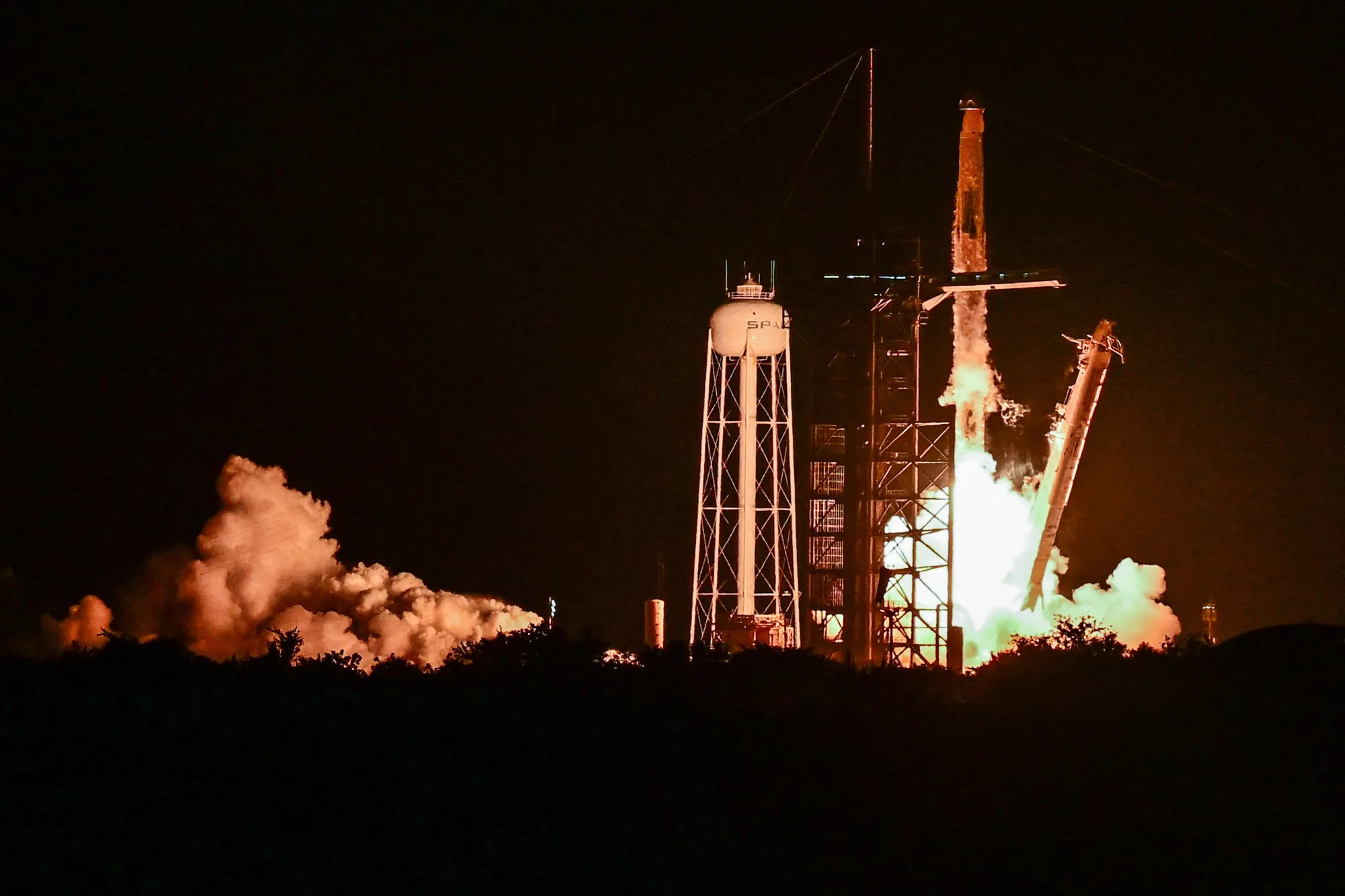 Axiom Crew Arrives at Space Station Aboard SpaceX Capsule - Bloomberg