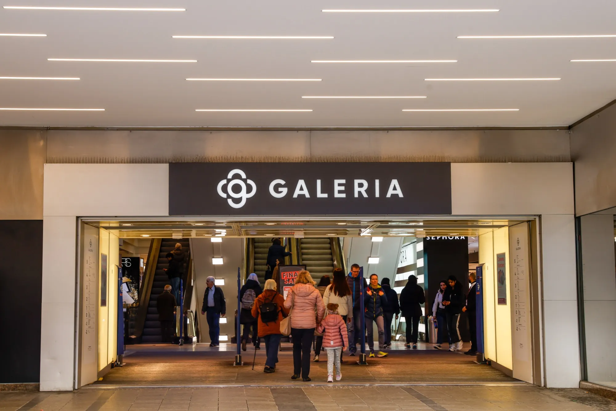 Signa Crash Leaves Galeria Talking to Two Bidders on Takeover - Bloomberg