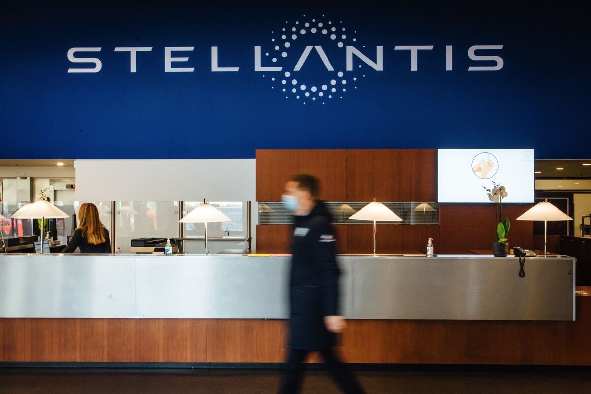 Stellantis to Cut 400 Jobs in US Amid Shift to EVs - Bloomberg