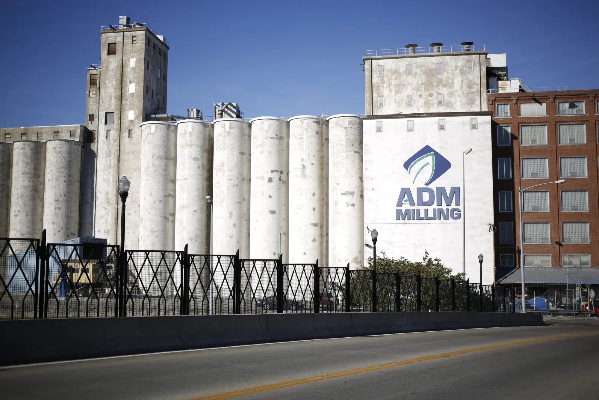 ADM Idles Iowa Soybean Crushing Plant During Harvest Season - Bloomberg