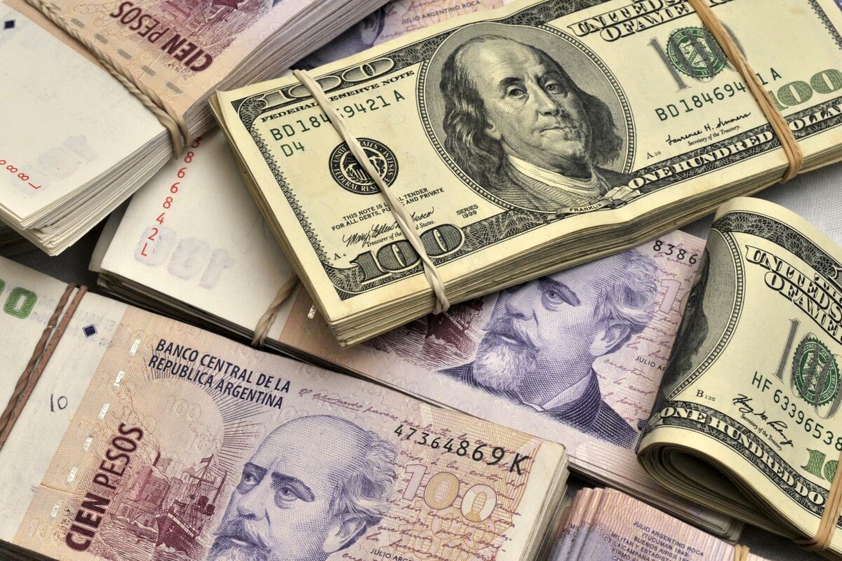 Argentina’s Black-Market Peso Weakens as Macri’s Prospects Slip - Bloomberg Argentina’s Black-Market Peso Weakens as Macri’s Prospects Slip - Bloomberg