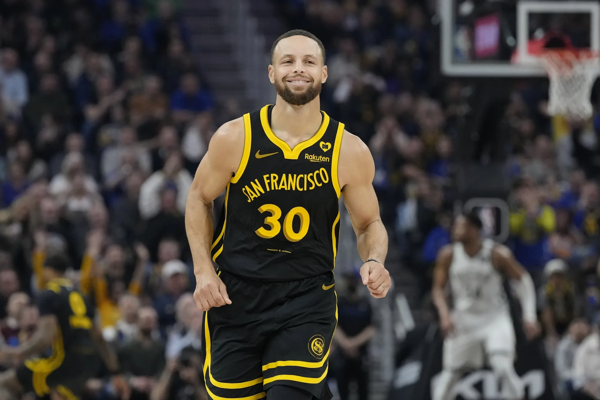 Stephen Curry, Warriors shut down red-hot Bucks, 125-90 win - Bloomberg