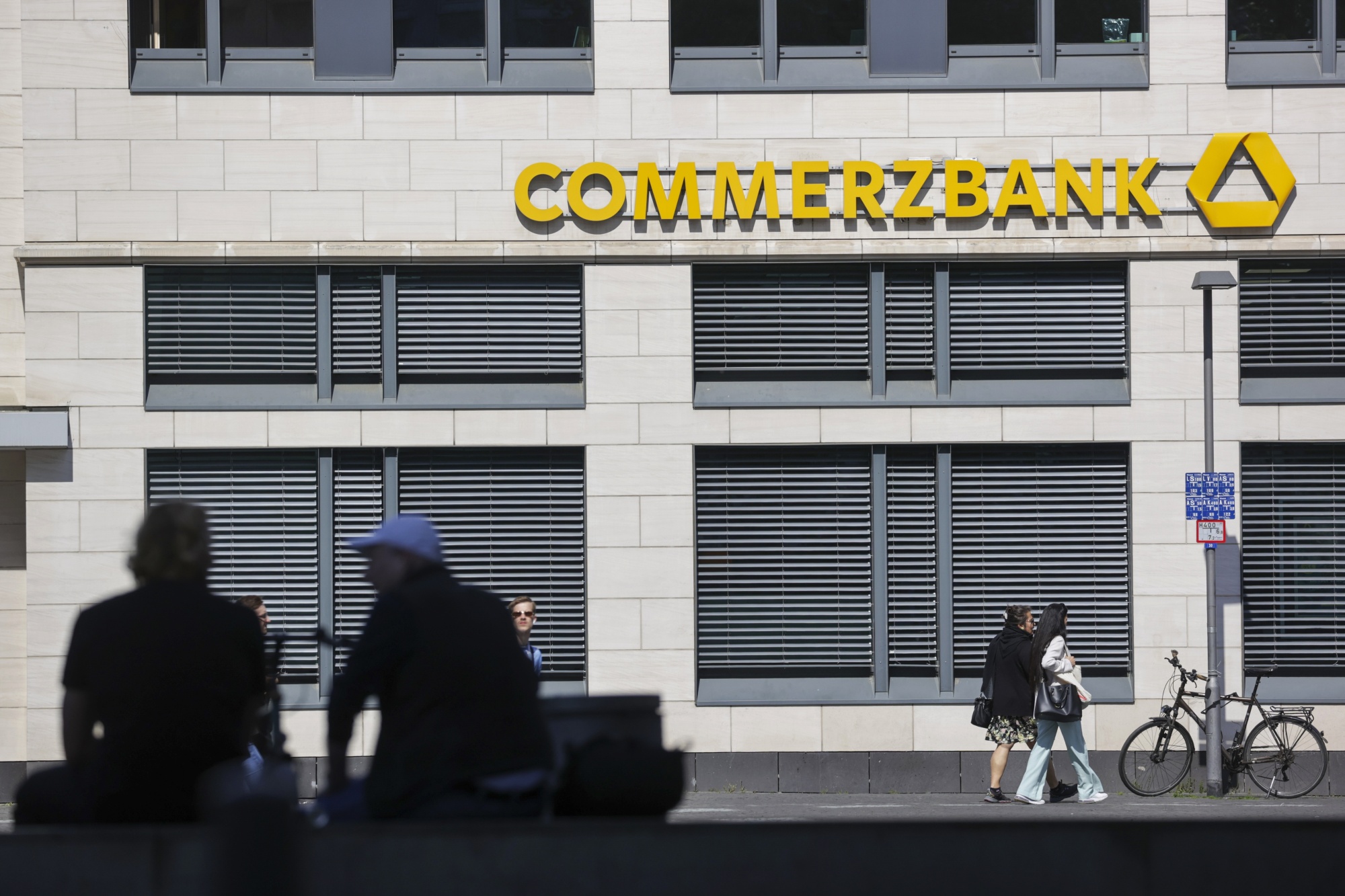 Commerzbank (CBK GY) Seeks Wealth Fund Investor in Asia, Mideast - Bloomberg