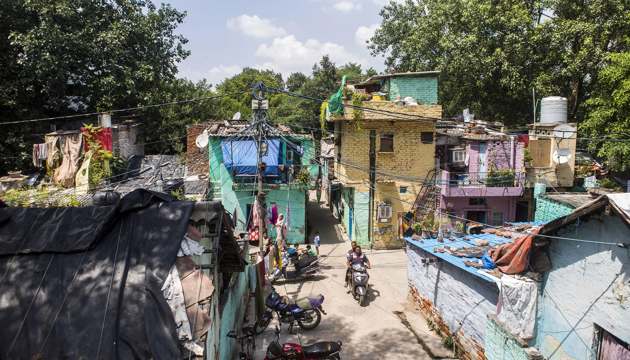 Army of Women Tackle Electricity Thieves in Indian Slums - Bloomberg