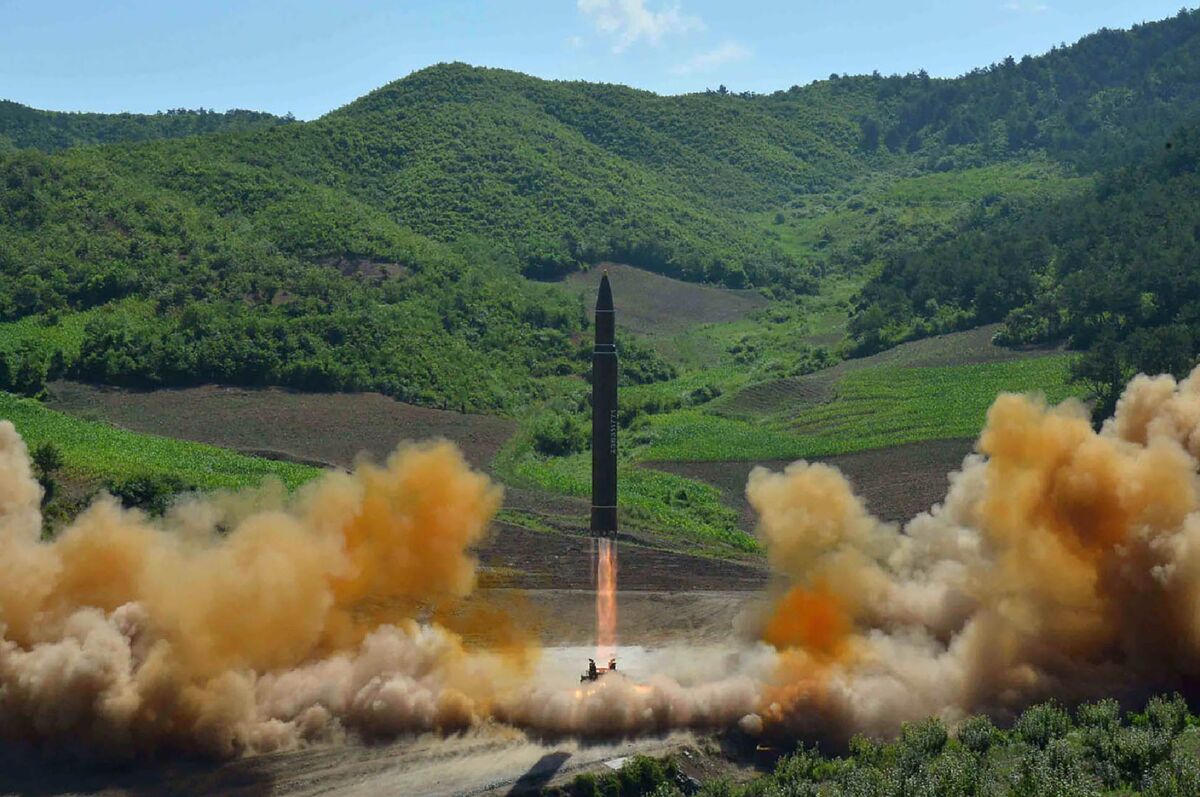 米がICBMと判断、北朝鮮ミサイル発射で日本のEEZに落下 - Bloomberg