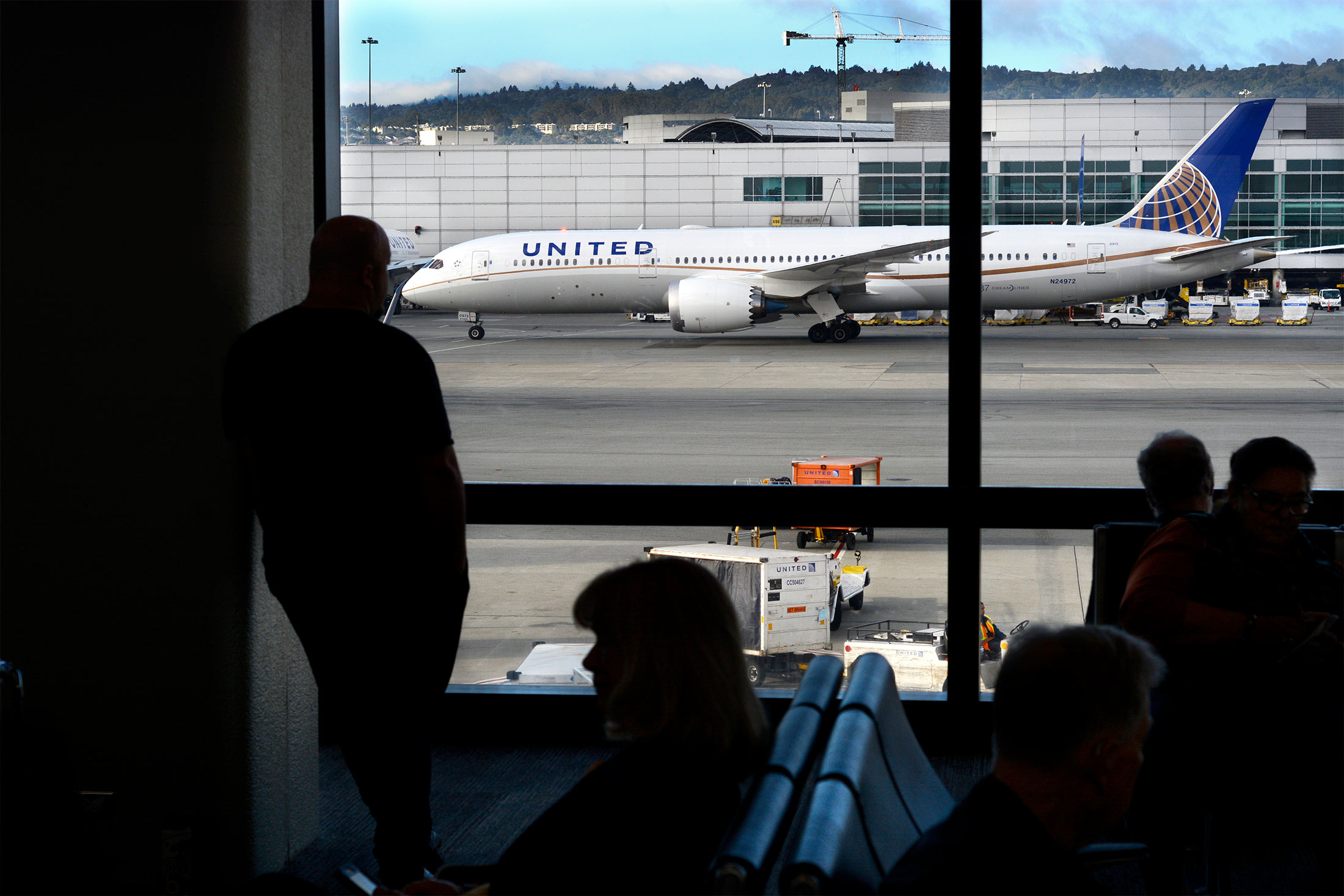 United Airlines Buys 100 Boeing 787 Dreamliner Planes to Revamp Fleet ...