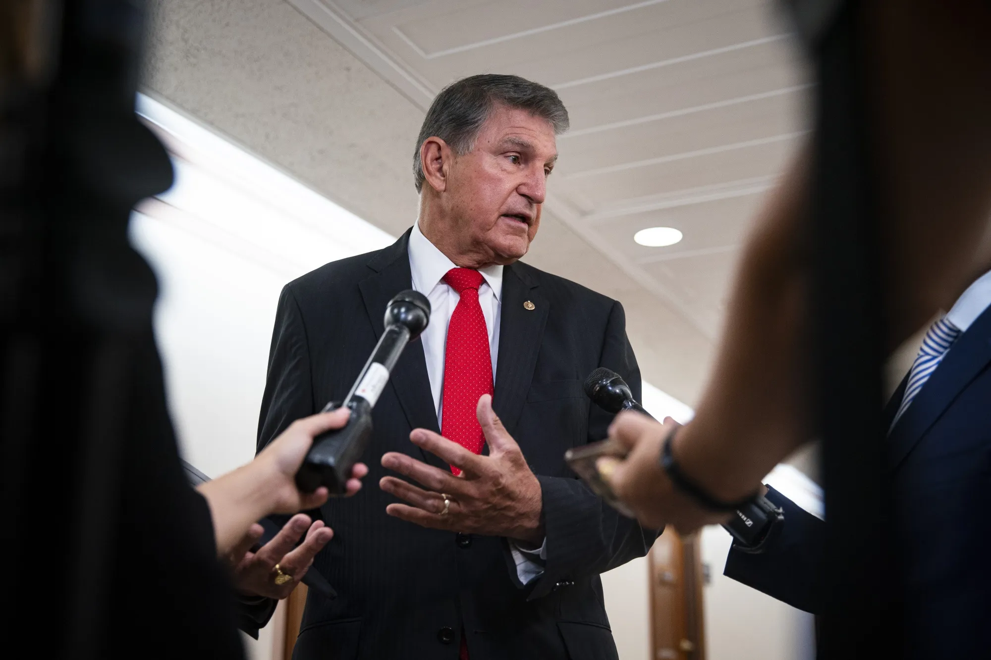 Manchin dice que considera postularse a la Casa Blanca en 2024 - Bloomberg