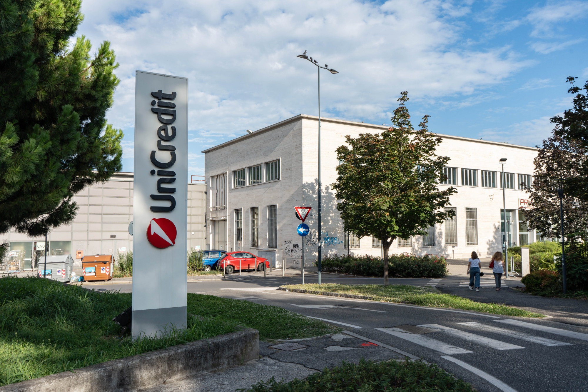 UniCredit (UCG) Lifts Revenue, Capital Goals as Profit Tops Estimates ...