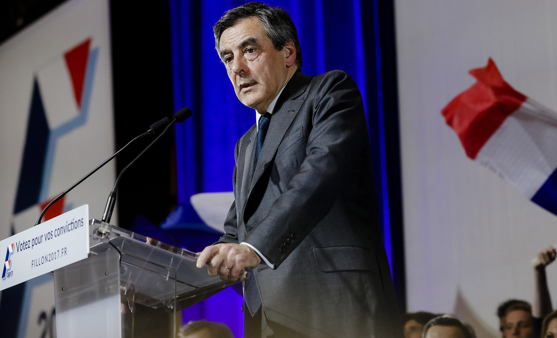French Prosecutors Said to Urge Probe of Fillon's Free Suits - Bloomberg