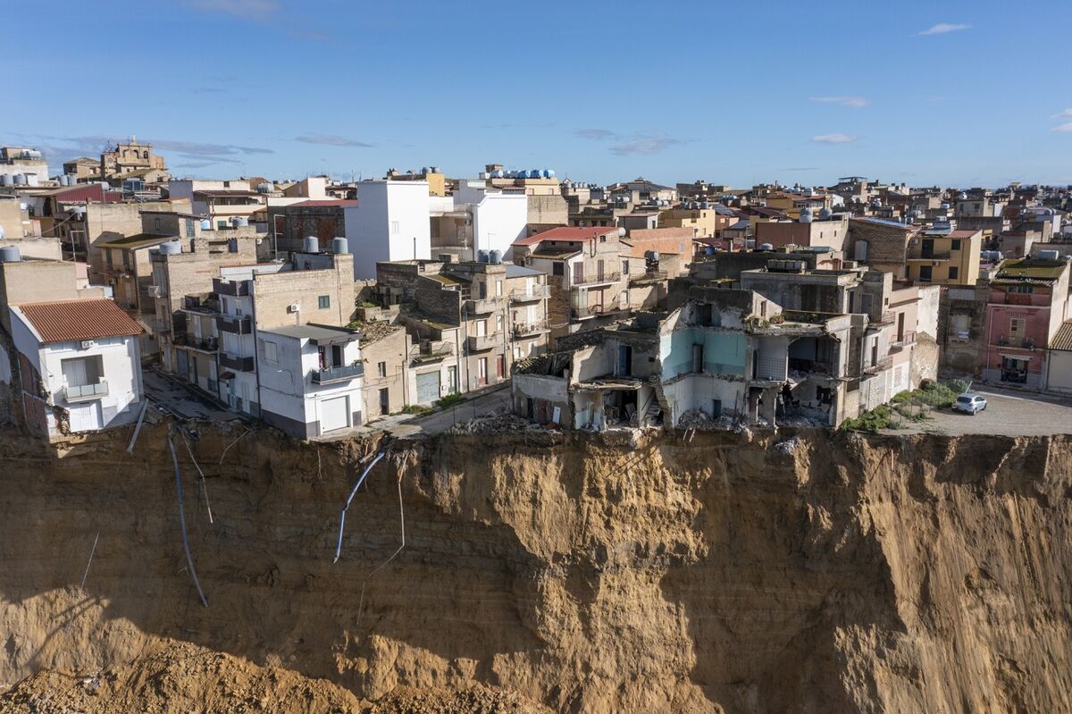 Storms Trigger Landslides in Sicily, Forcing 1,500 to Flee Niscemi ...