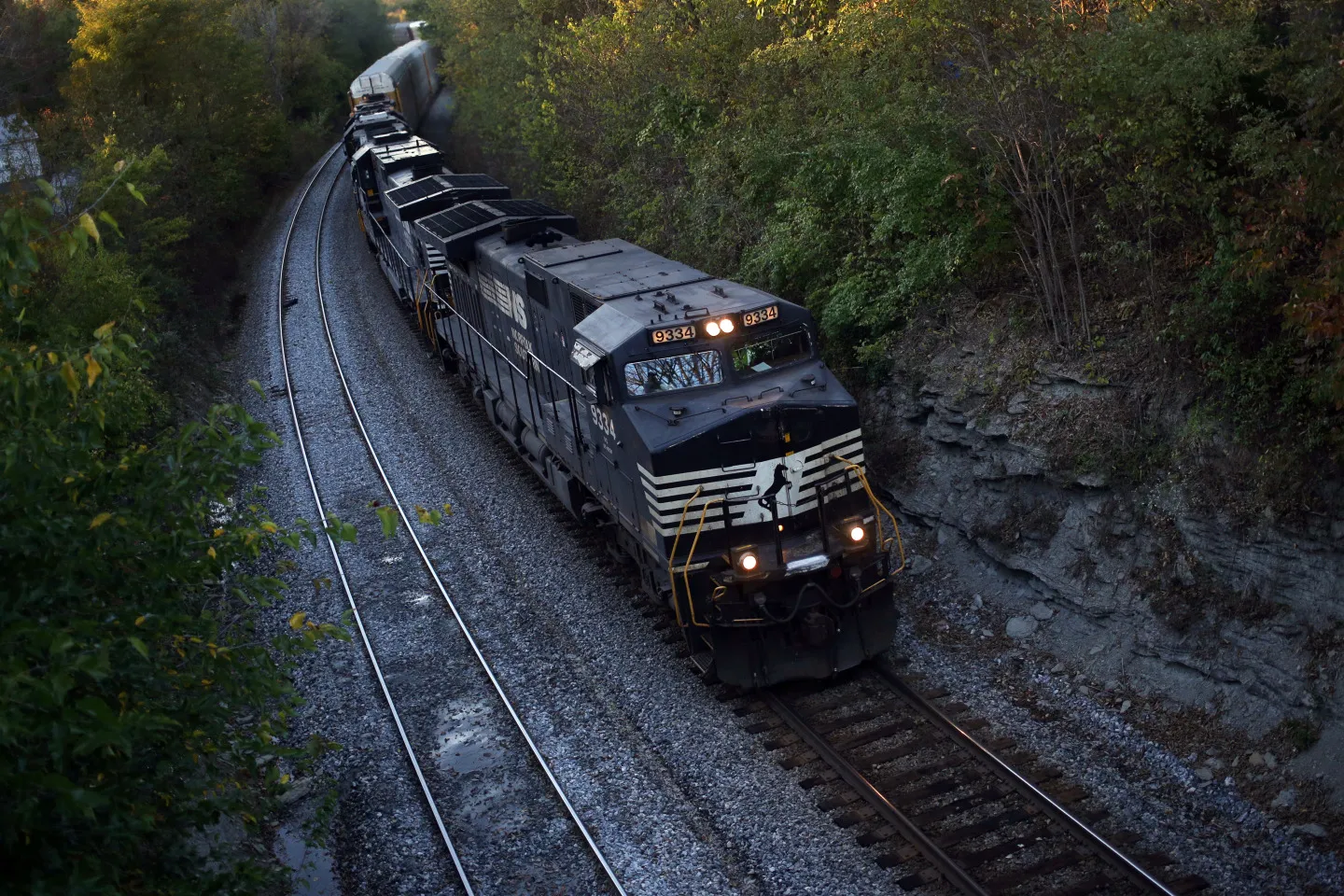 Norfolk Southern Nominates New Directors to Fend Off Activist - Bloomberg