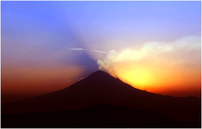 What It Looks Like To Live Near Mexico City's Rumbling Volcano - Bloomberg