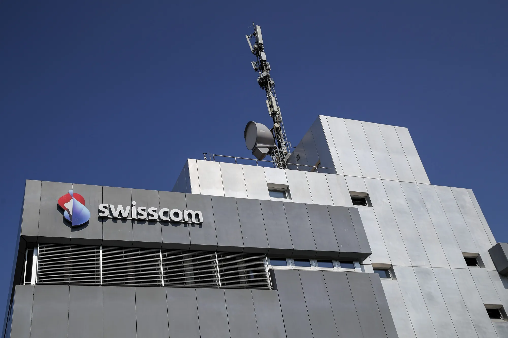 Swisscom Nears €440 Million Telecom Italia Network Stake Sale - Bloomberg