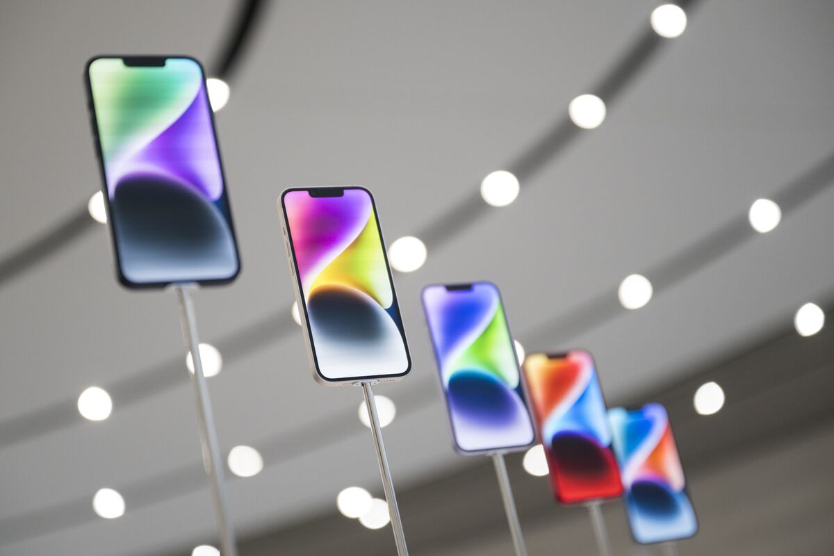 iPhone Delivery Delays Weigh on Apple Ahead of Holiday Season (AAPL ...