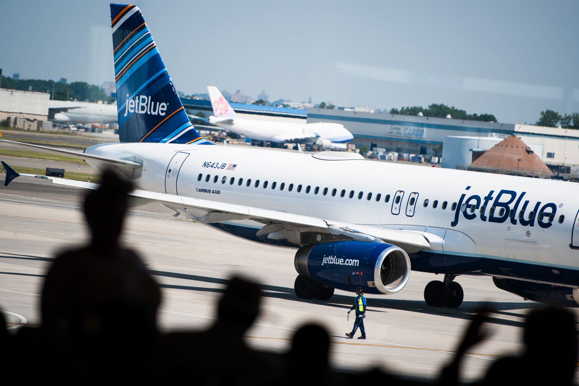 JetBlue Pilots Approve First Labor Deal in Airline’s History - Bloomberg
