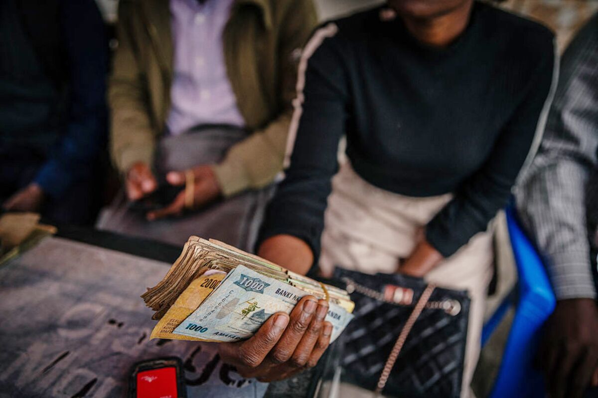 Congo Central Bank to Intervene to Curb Currency Speculation - Bloomberg