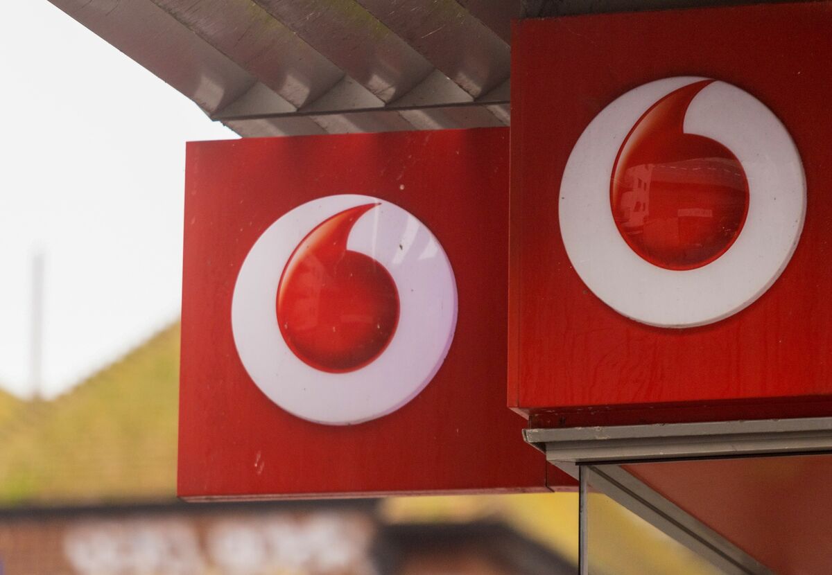 Vodafone’s Top Shareholder Rules Out Bid After Raising Stake - Bloomberg
