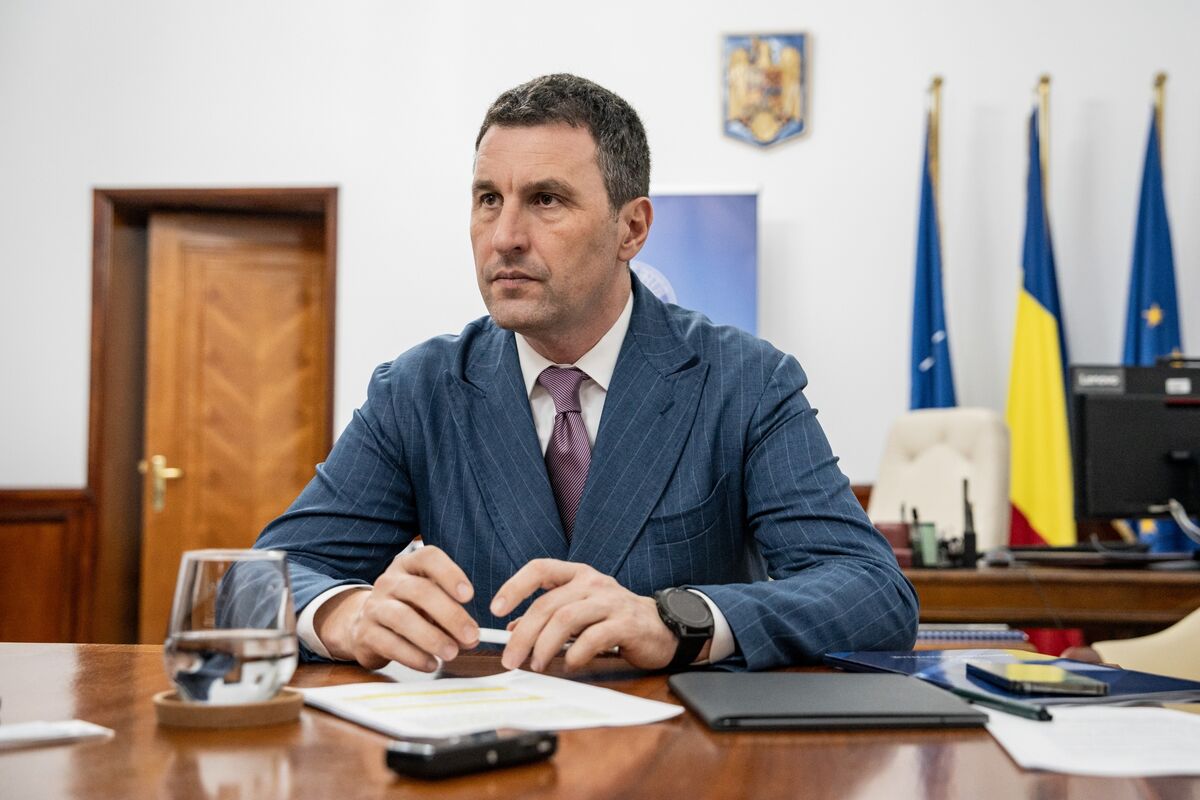 Romanian Far-Right’s Ukraine Threat a Danger, Finance Chief Says ...