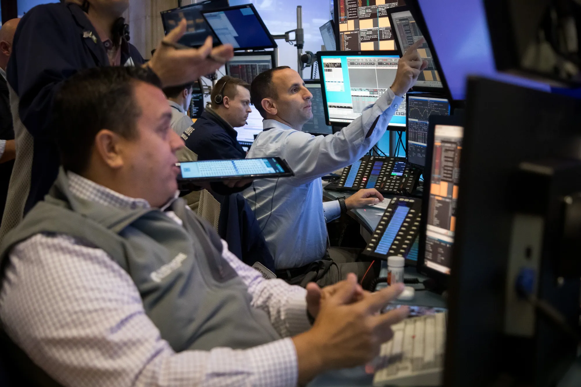 Traders Eye Leveraged Loans as Red Flags for Corporate Bonds in the US ...