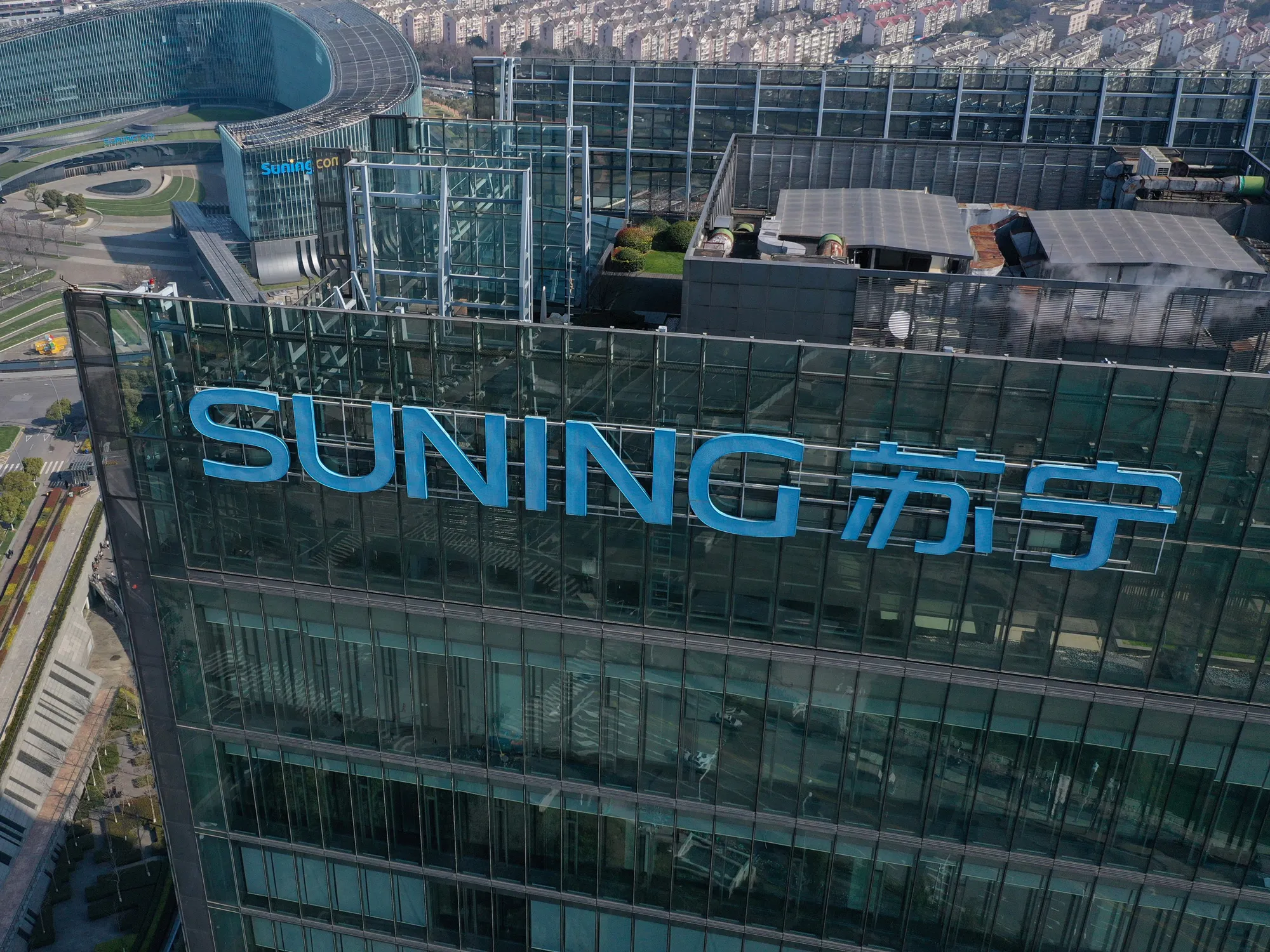 Alibaba Goes Bottom Fishing But Suning Might Be a Red Herring - Bloomberg