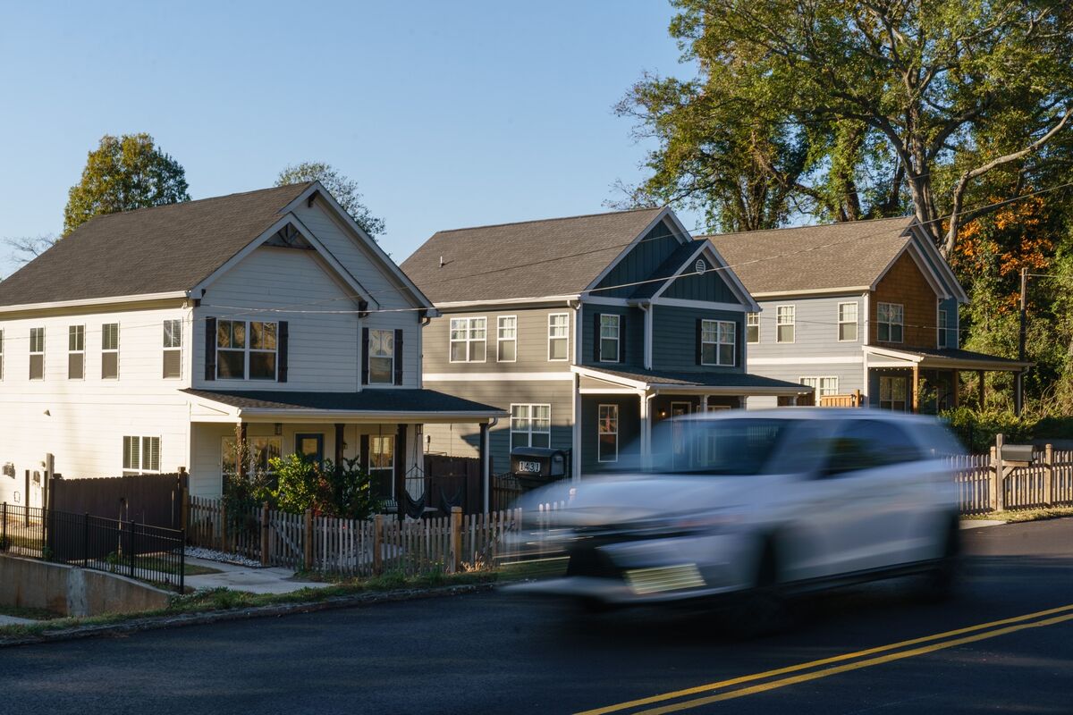 US Pending Home Sales Rise to Cap Otherwise Disappointing Year - Bloomberg