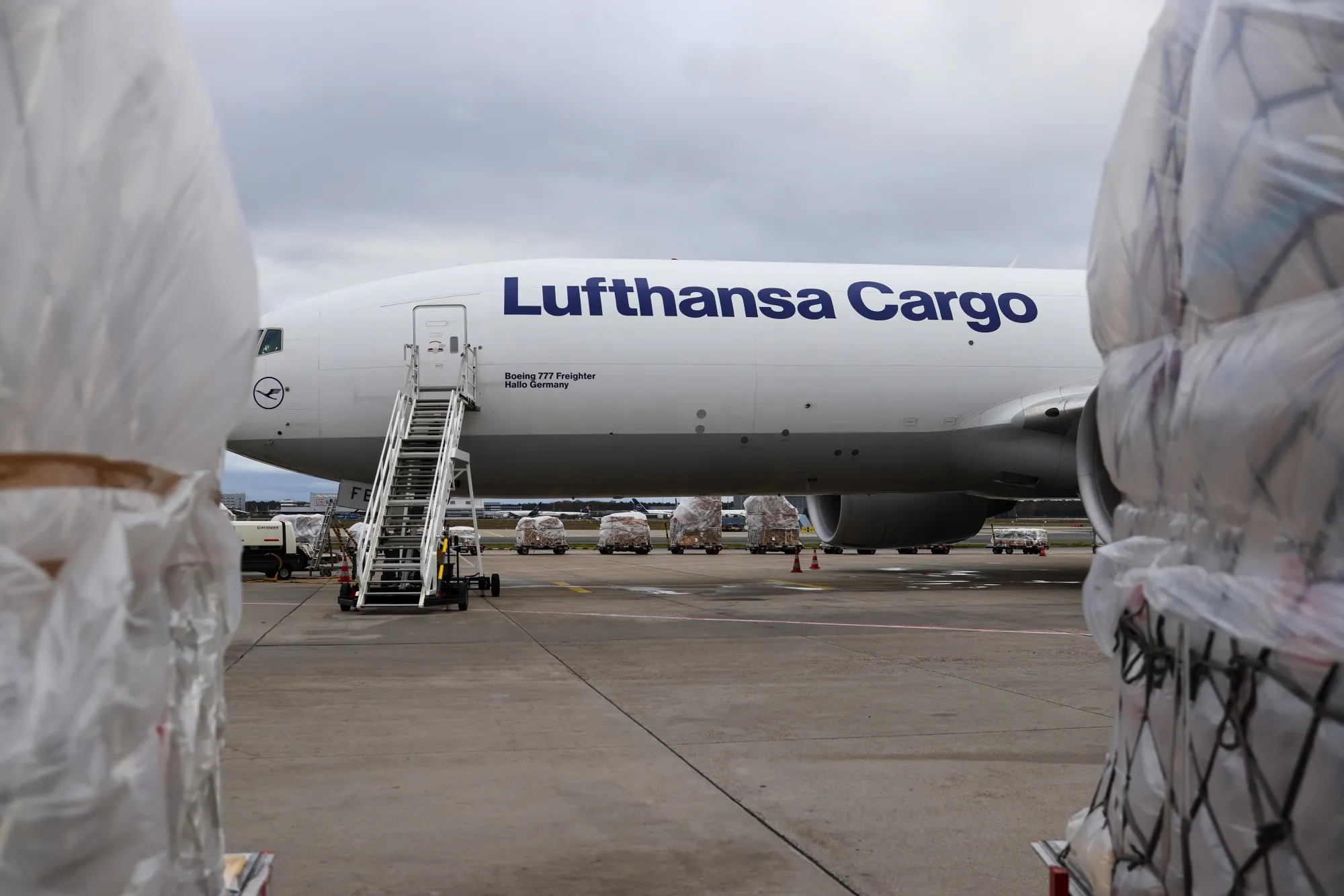 Lufthansa Cargo Sees Gulf Rivals Return Just as EU Fee Begins - Bloomberg
