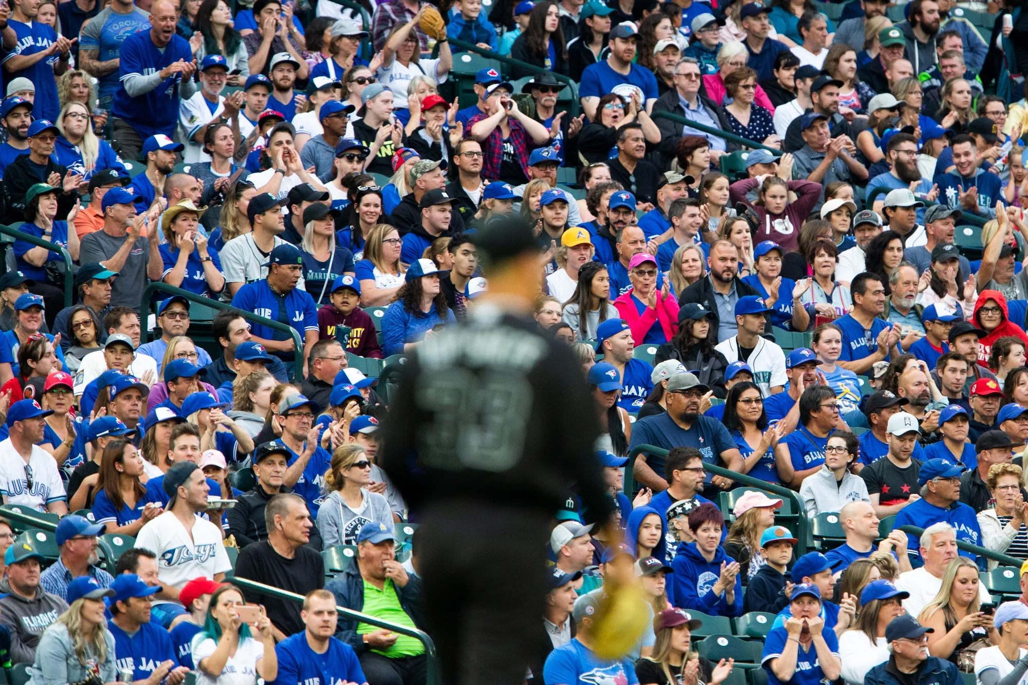 Seattle Businesses Take Canadian Cash at Par to Lure Sports Fans ...