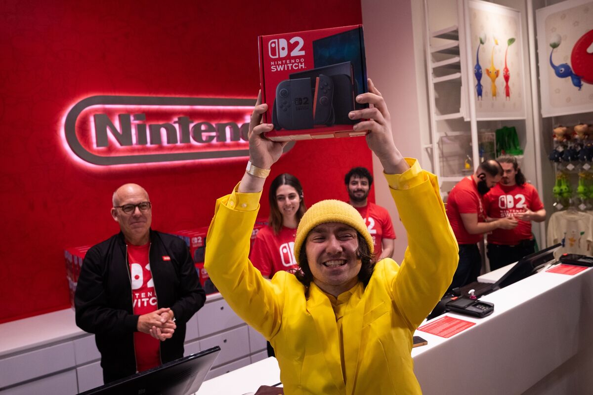 Nintendo Switch 2: Fans stehen stundenlang für neue Konsole an - Bloomberg