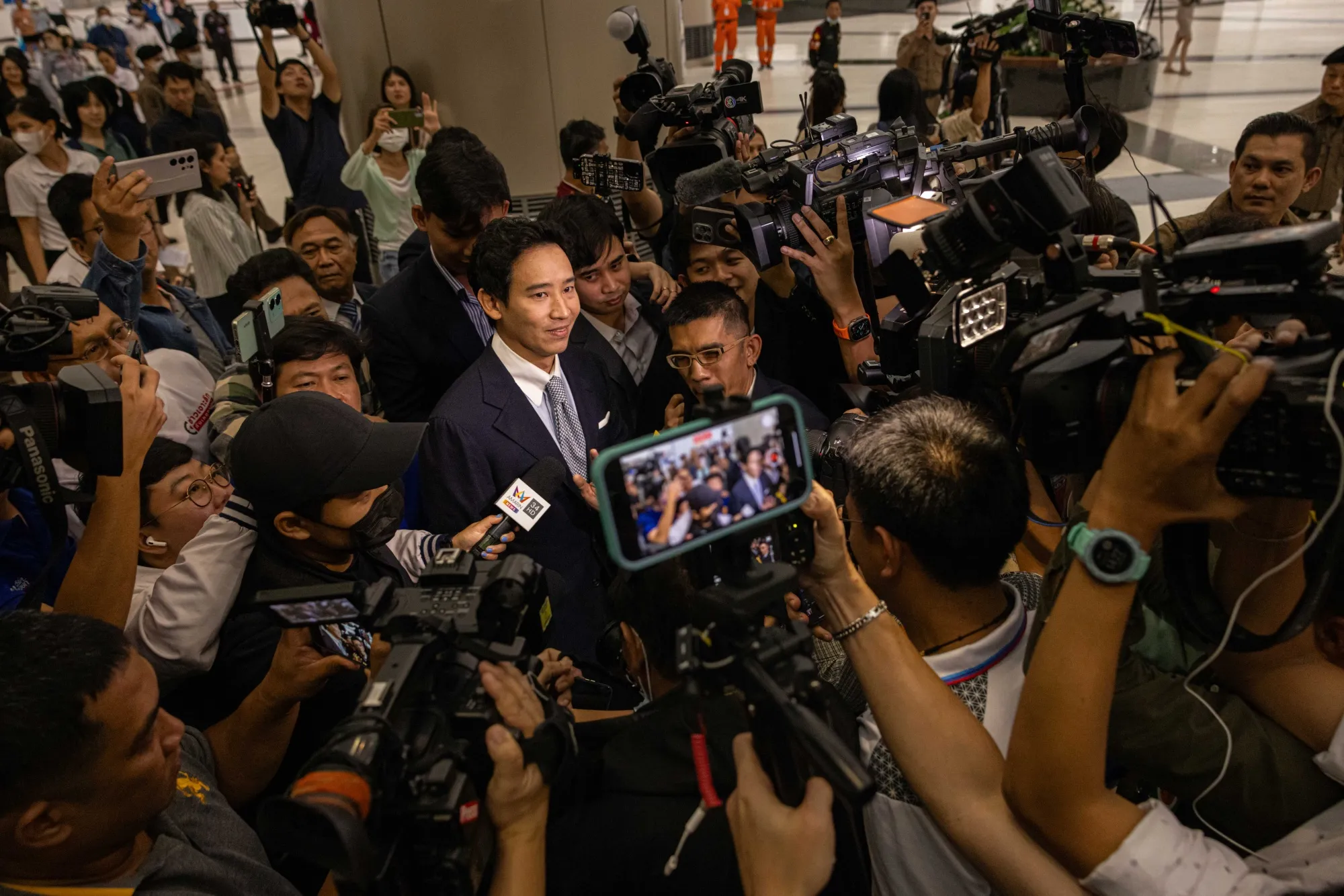 Thai Court Disbands Thailand’s Move Forward Party Over Royal Reform Push - Bloomberg