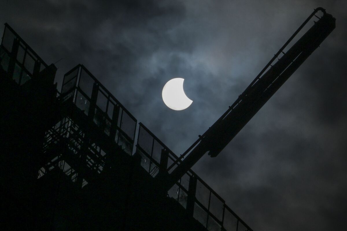'Awesome' solar eclipse wows viewers in Australia, Indonesia - Bloomberg