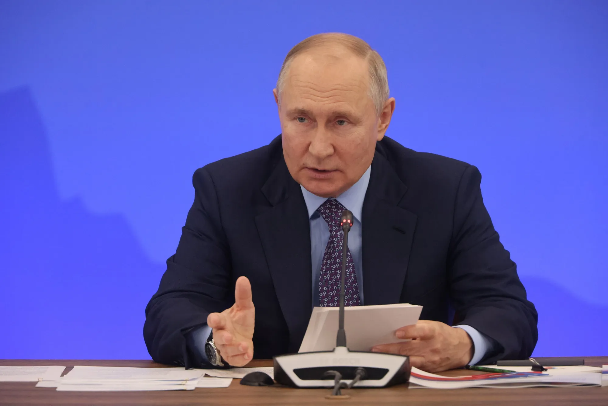 Putin Urges Russia Cabinet and Oil Firms To Resolve Issues - Bloomberg