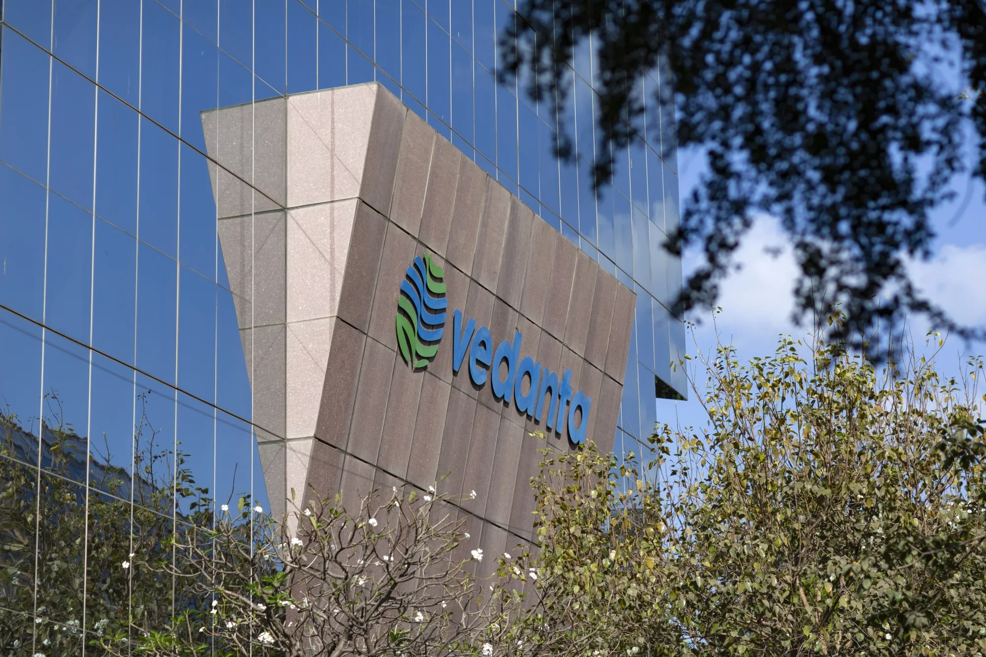 Vedanta Resources to Issue $400 Million Notes to Oaktree - Bloomberg