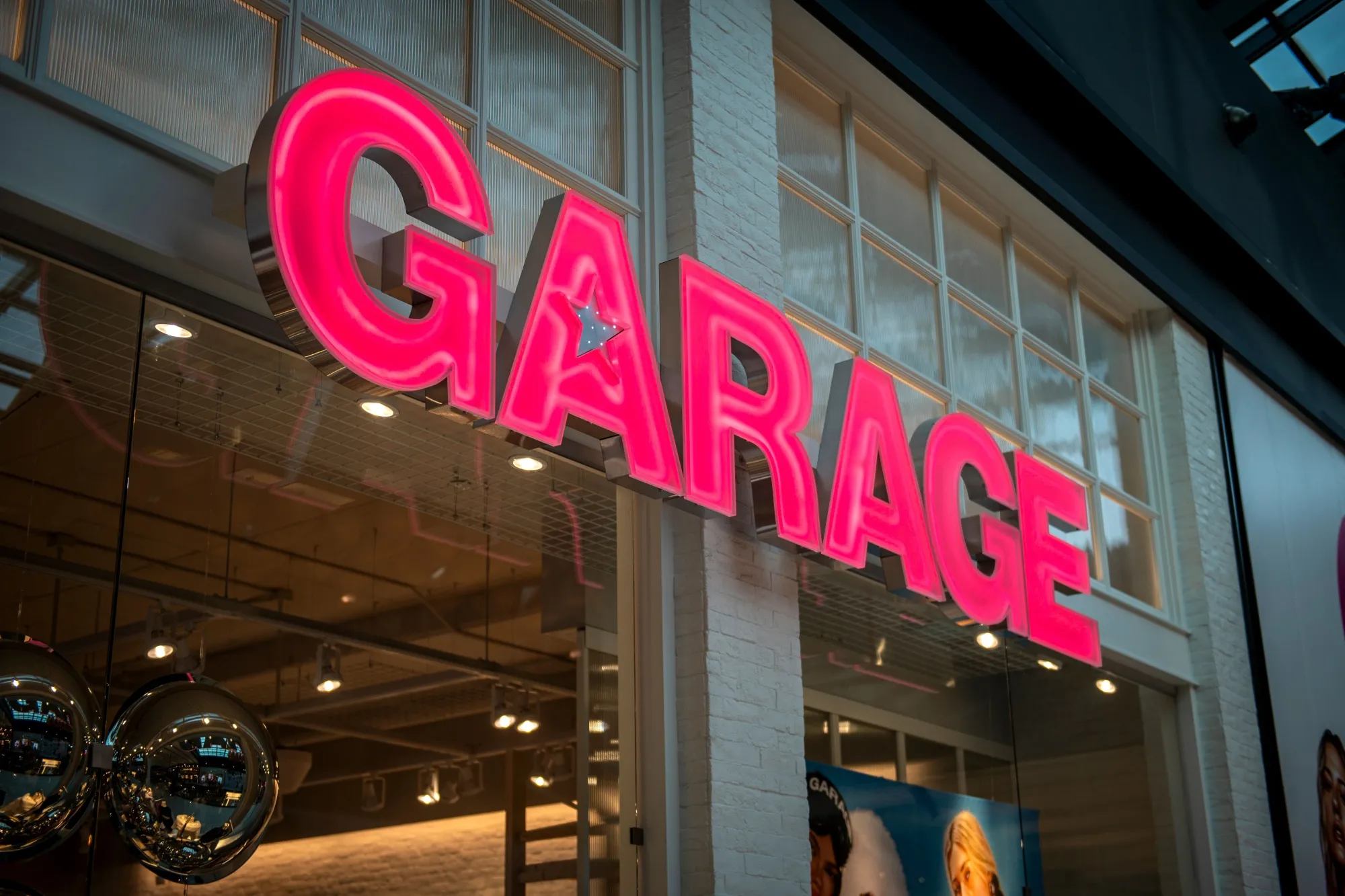 Groupe Dynamite Tops Estimates in First Earnings Since IPO - Bloomberg