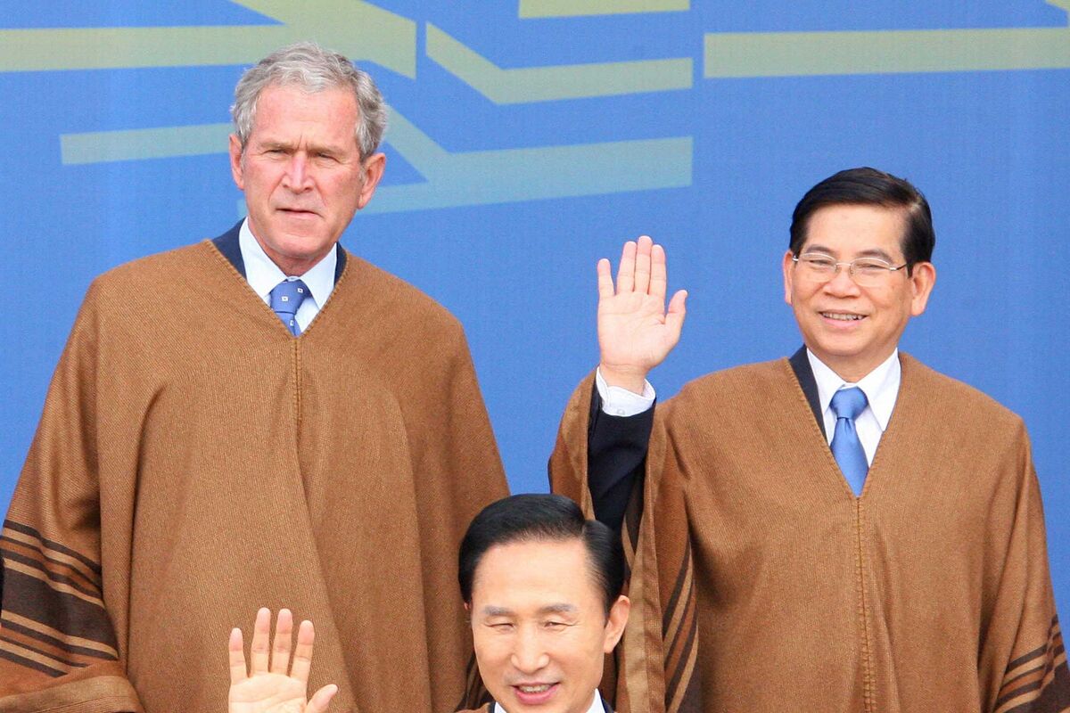 No President Rocks APEC Fashion Like George W. Bush - Bloomberg