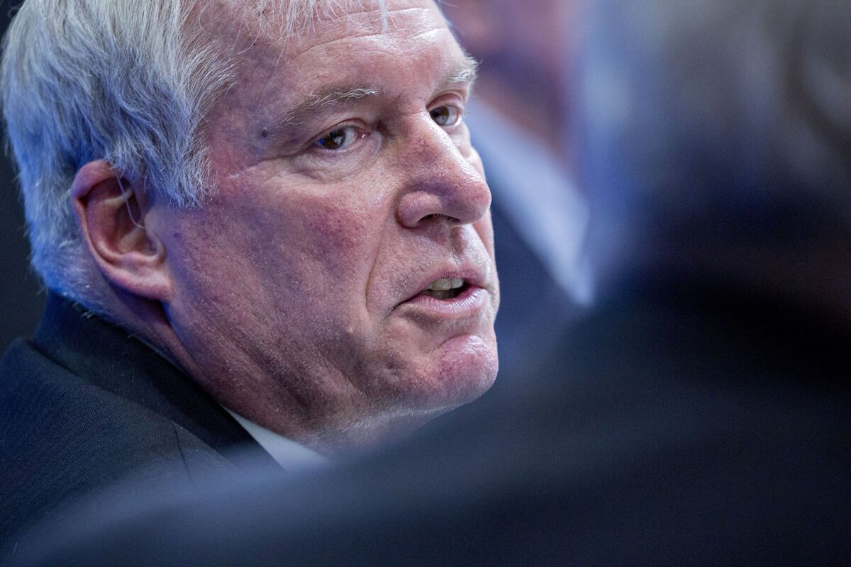 Fed's Rosengren Favors Hiking Until Rates `Mildly Restrictive' - Bloomberg