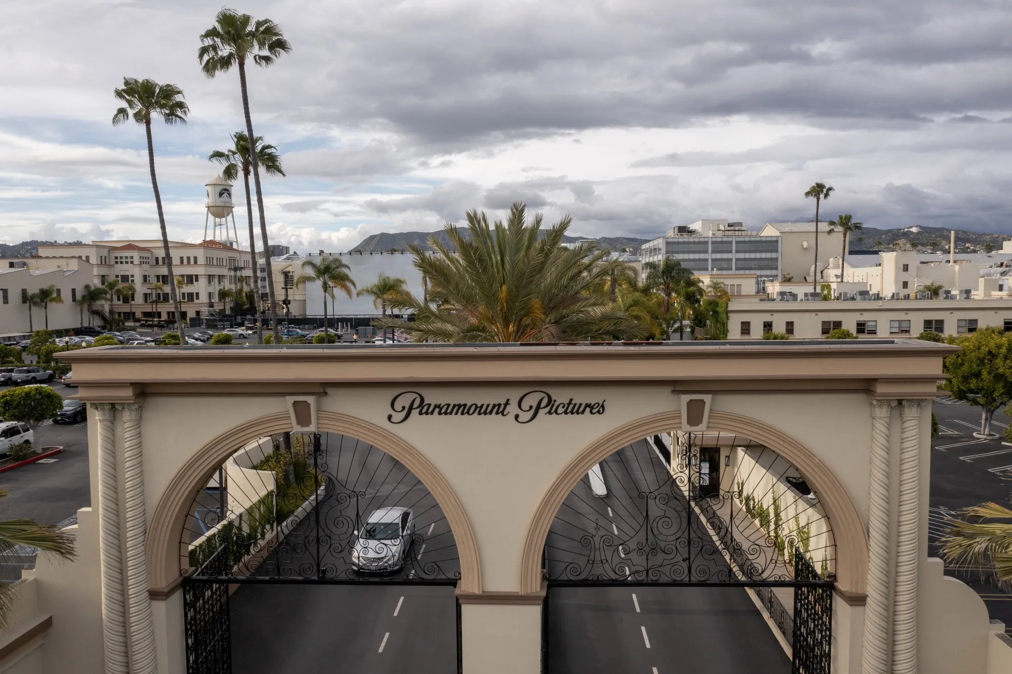 Apollo Is Said to Offer $11 Billion for Paramount’s Film Studio - Bloomberg