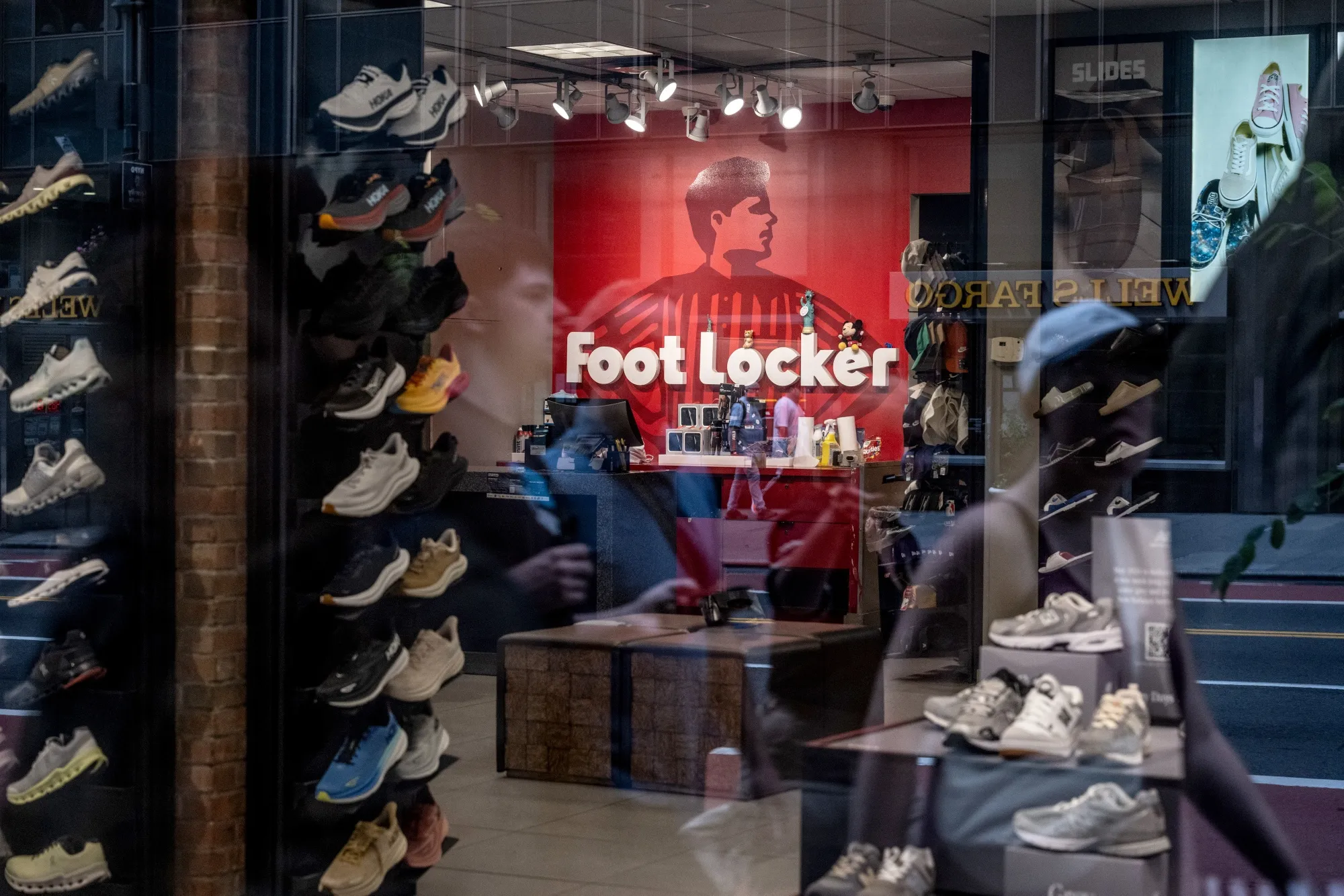 Foot Locker Shares Jump 30% as Turnaround Gains Momentum - Bloomberg