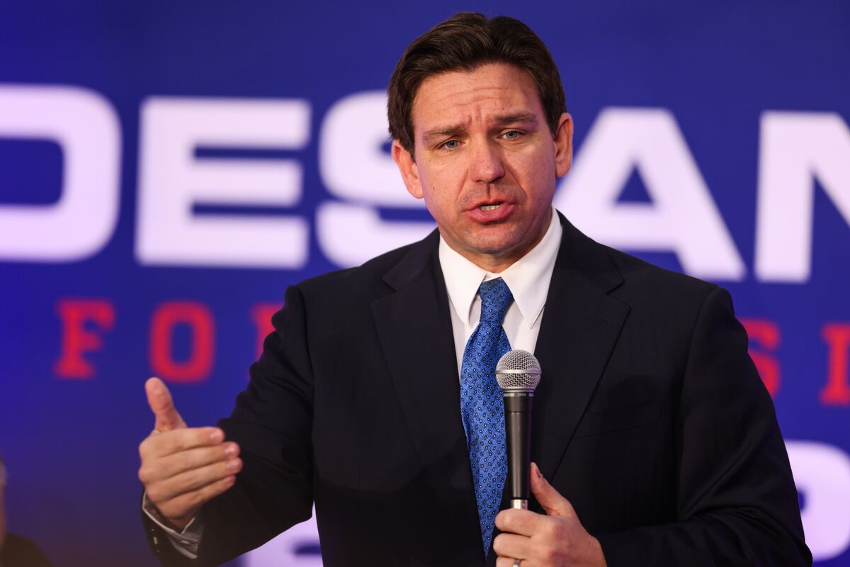 After Iowa Caucus Loss, Ron DeSantis Super PAC Lays Off Staff - Bloomberg
