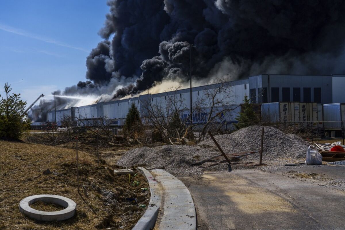 Smoke From Huge Walmart Fire Could Be Seen From Space - Bloomberg