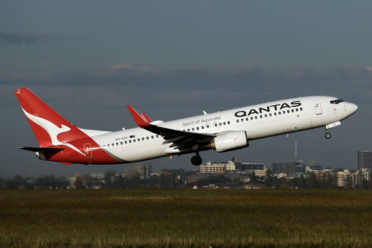 Qantas Pays First Dividend in Almost Six Years as Profit Climbs - Bloomberg