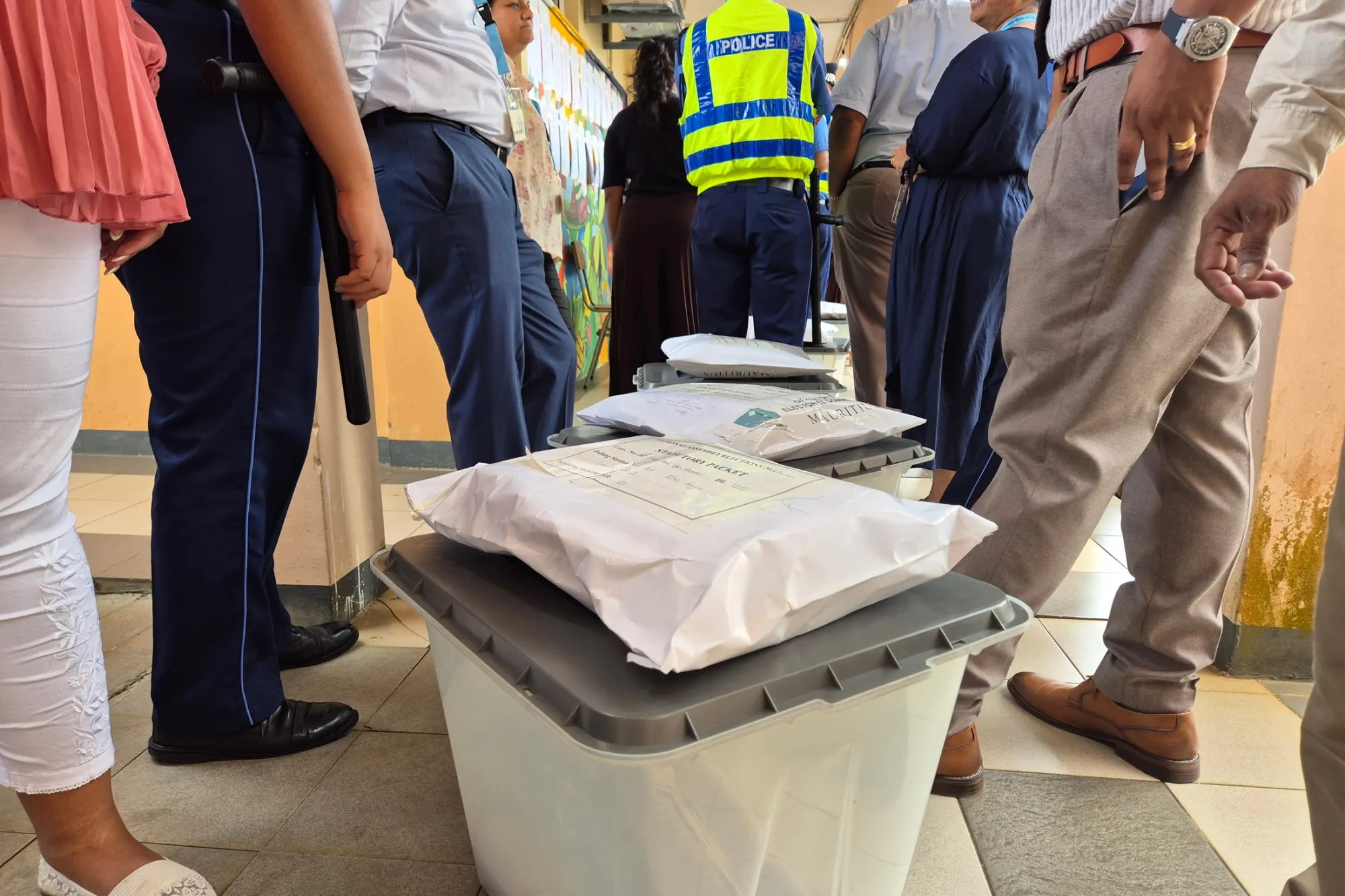 Mauritius Hit by Unrest After Vote, Focus Turns to Count - Bloomberg